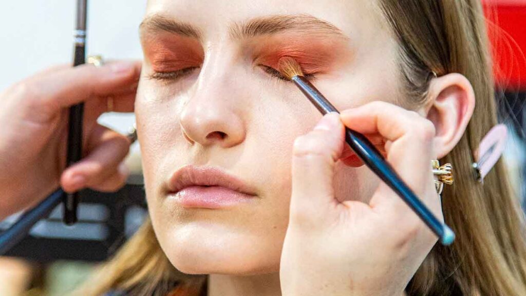 Beauty trends 2021. Tips & tricks voor een make-up look met (felle) kleuren
