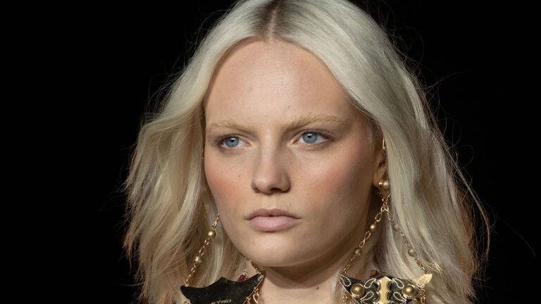 Waarom we ons haar dit seizoen in een middenscheiding dragen