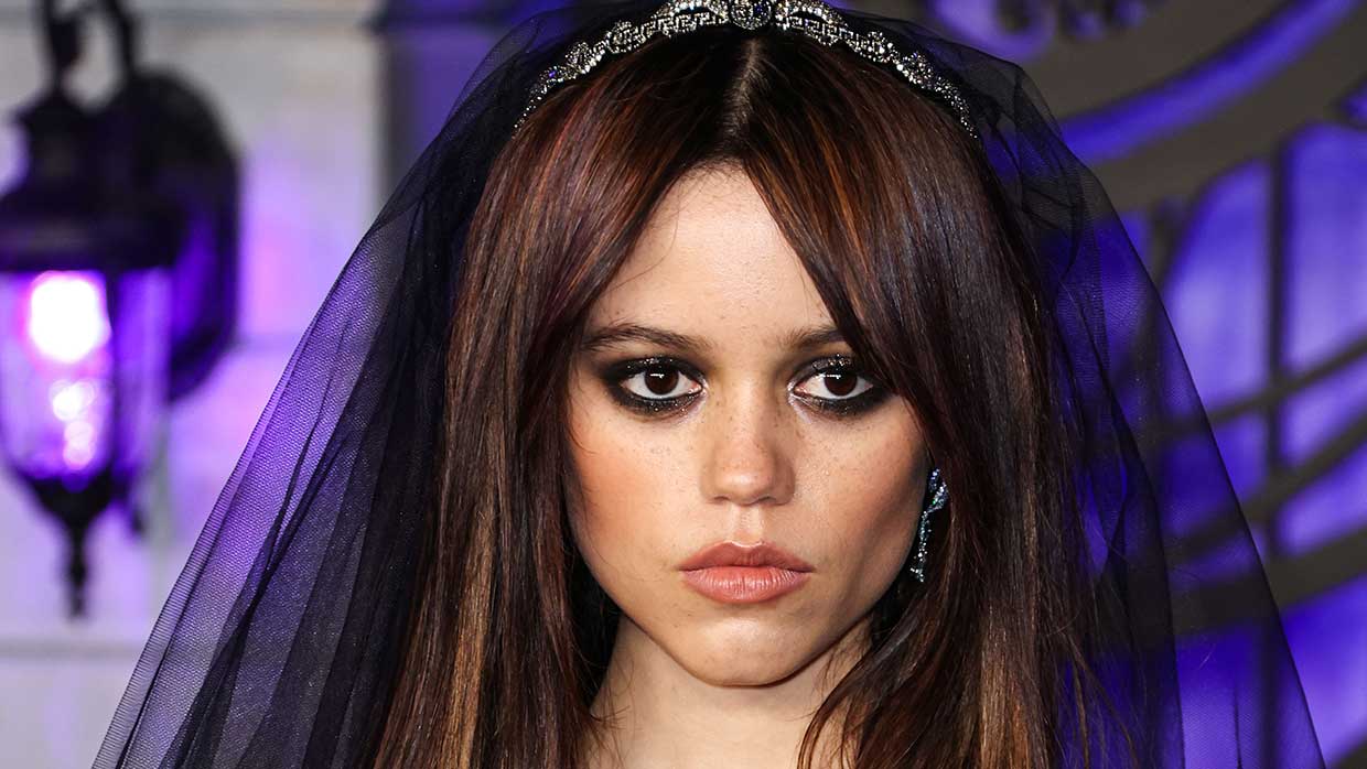 Alles over de kleding, haar en make-up van stijlicoon Wednesday Addams