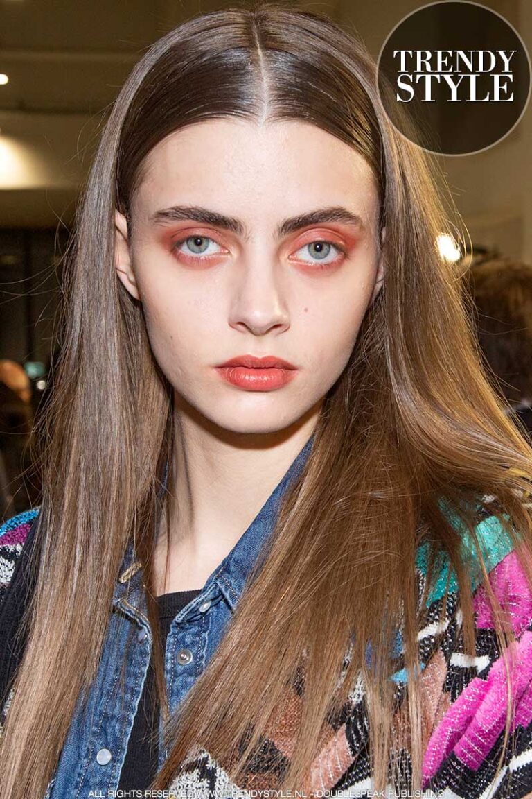 Kapseltrends herfst winter 2020 2021. Steil haar (en Bella Hadid)