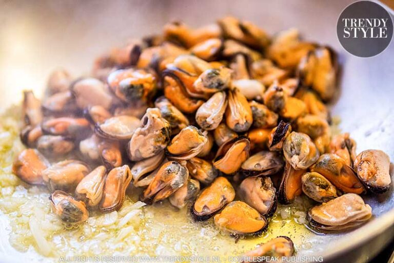 Zwarte risotto met mosselen en burrata